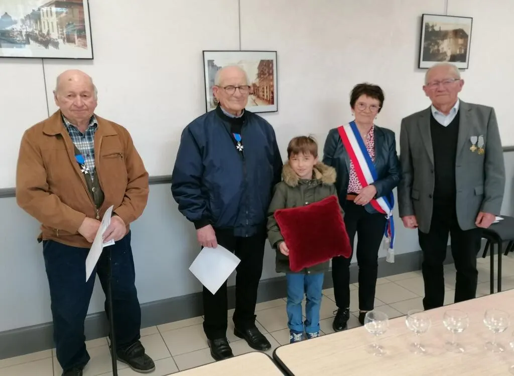 Chemillé-en-Anjou. Jean Cesbron et Pierre Papin décorés de la médaille ...