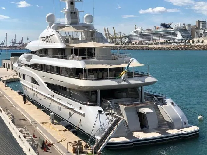 Cette ex-officière de la CIA a traqué les yachts des oligarques russes ...