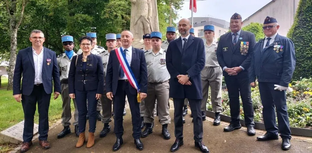 Vern-sur-Seiche. Officiels et militaires réunis pour la cérémonie du 8 ...