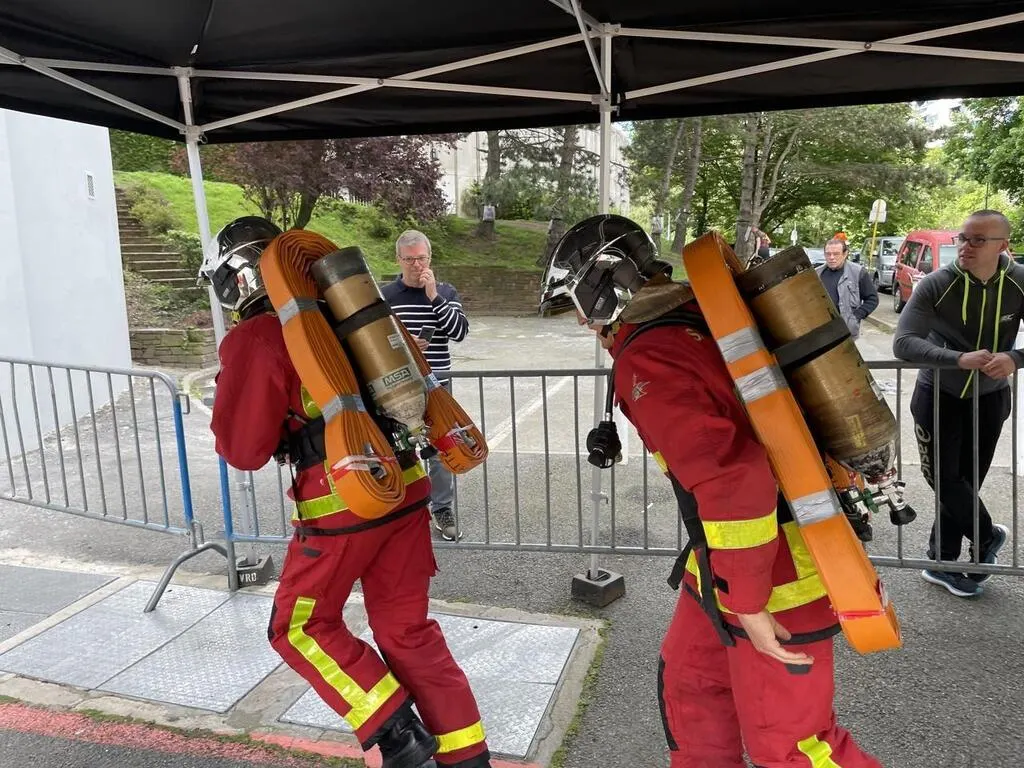 EN IMAGES. Dix minutes d’effort pour monter les 496 marches des ...