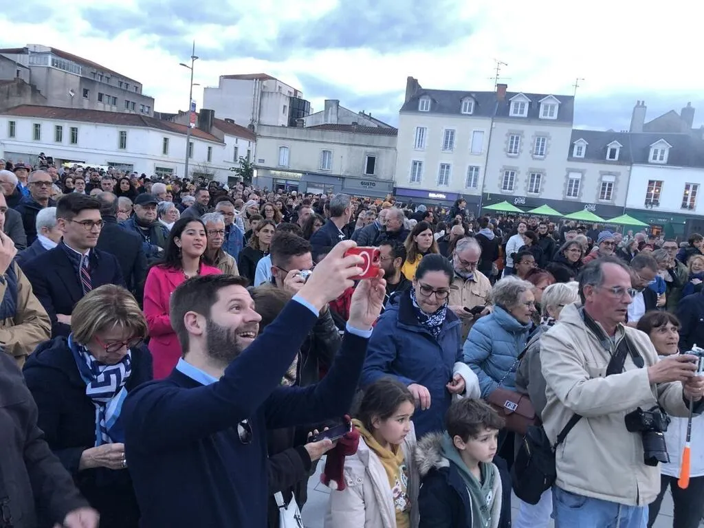 EN IMAGE. À La Roche-sur-Yon, la place du Président Jacques-Chirac inaugurée au clair de lustre ...