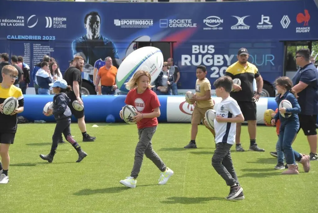 EN IMAGES. Le bus de la Coupe du Monde de rugby a fait étape à Segré ...