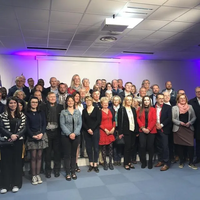 Le parti Renaissance chahuté par 200 manifestants lors de son ...