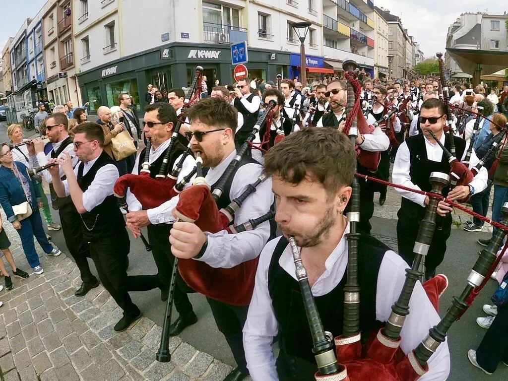 VIDÉO. À 40 ans, le bagad de Lorient ne manque pas de souffle - Pontivy ...