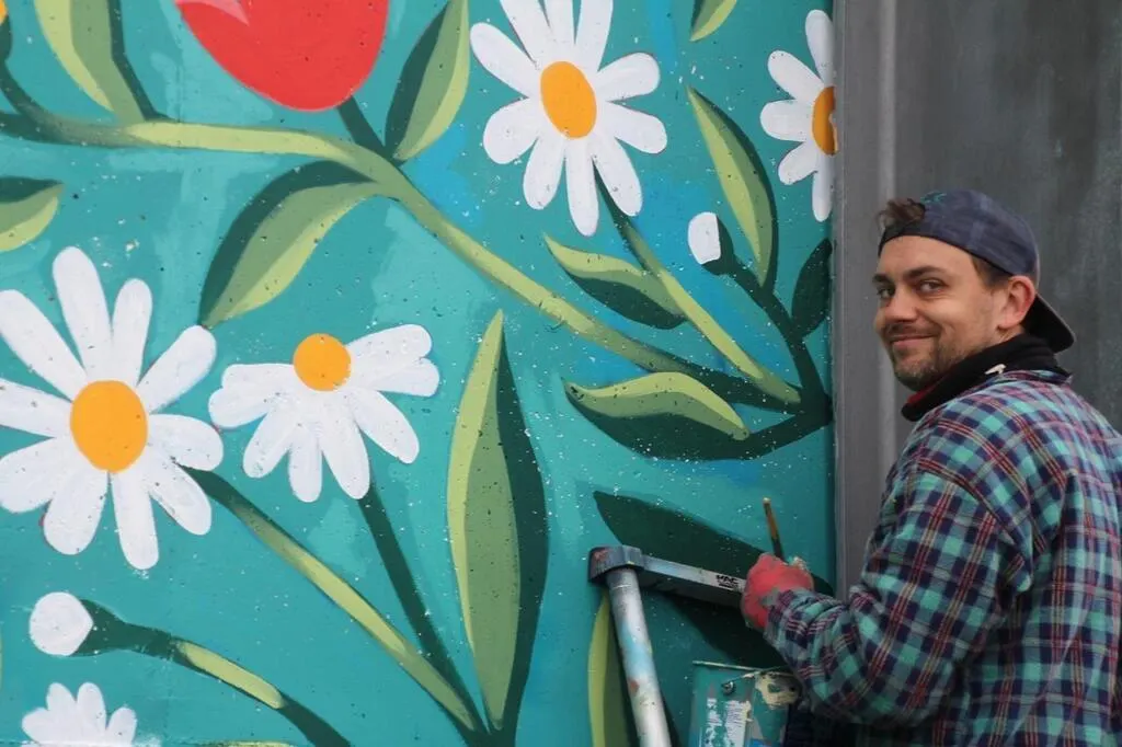 À Parigny, Pierre Burnel a mis le coup de pinceau final à sa fresque ...