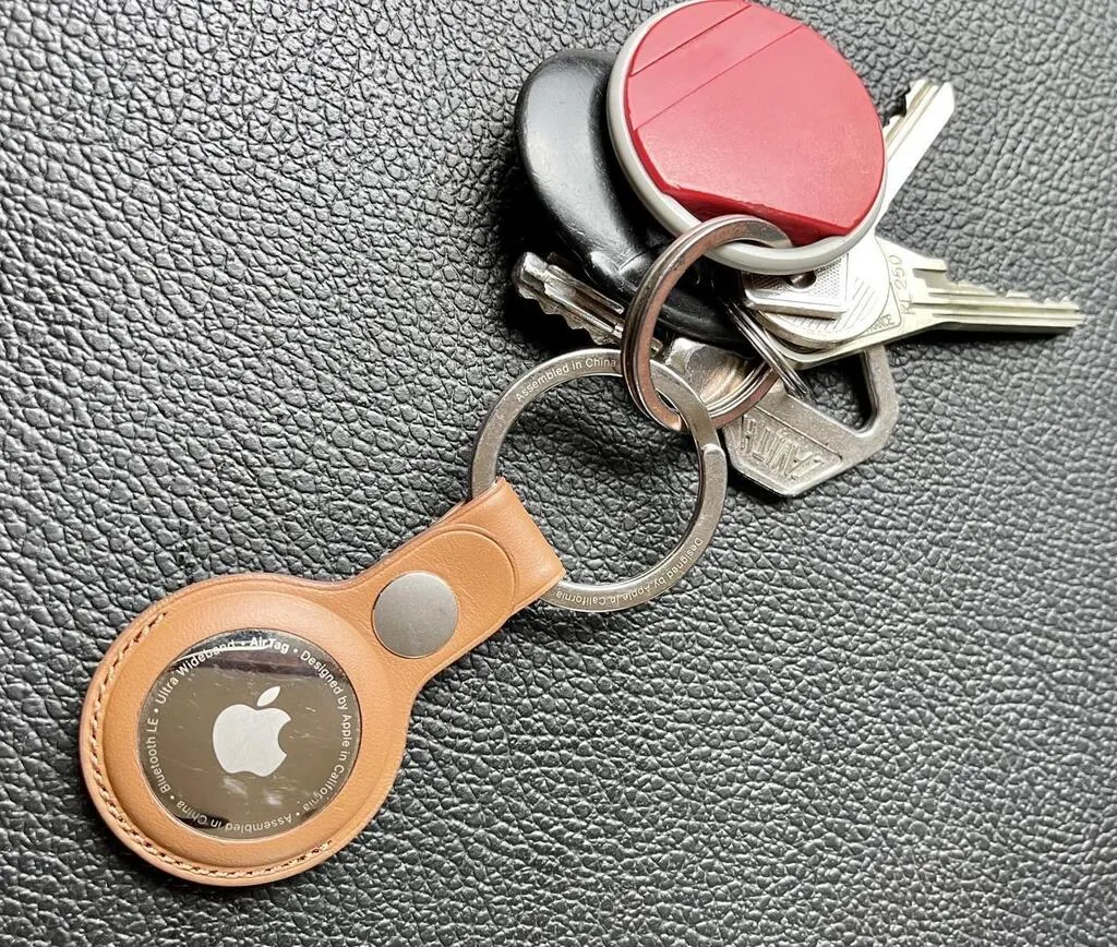 Des balises Airtag utilisées par des parents pour surveiller et « biper ...