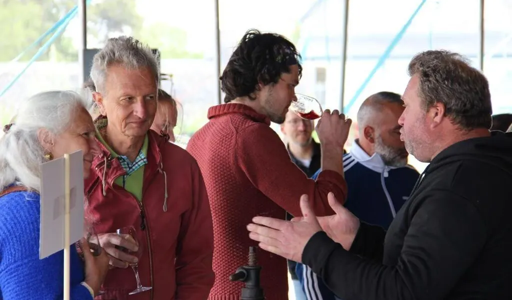 Fréquentation sans modération au salon Extra Brut(es), à Régneville-sur ...