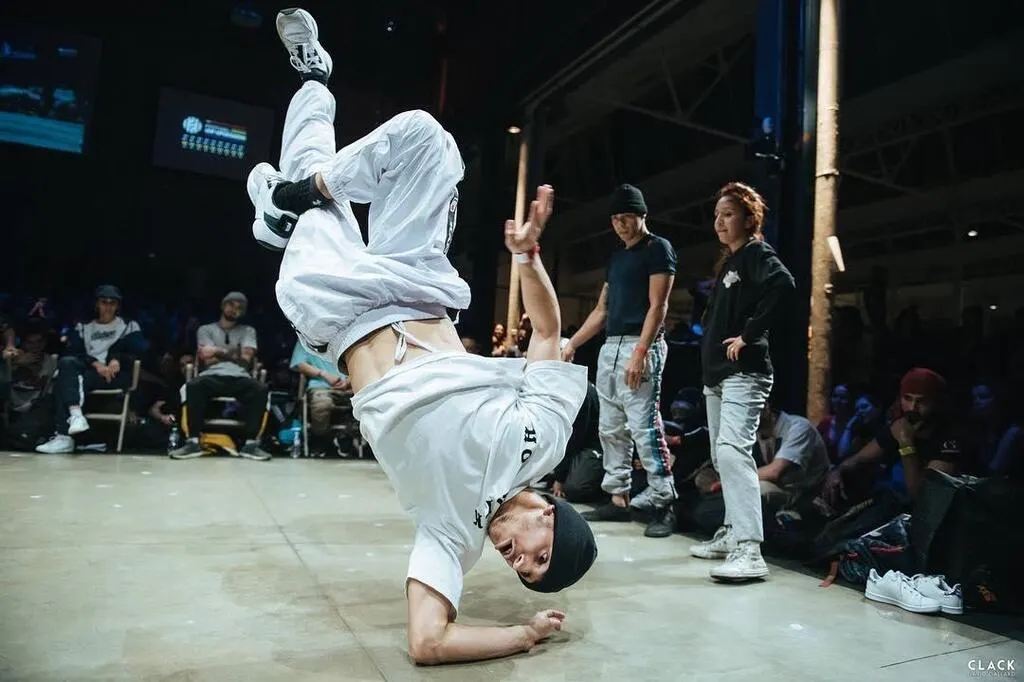 Ce danseur professionnel de breakdance, originaire de Cholet, vise les ...