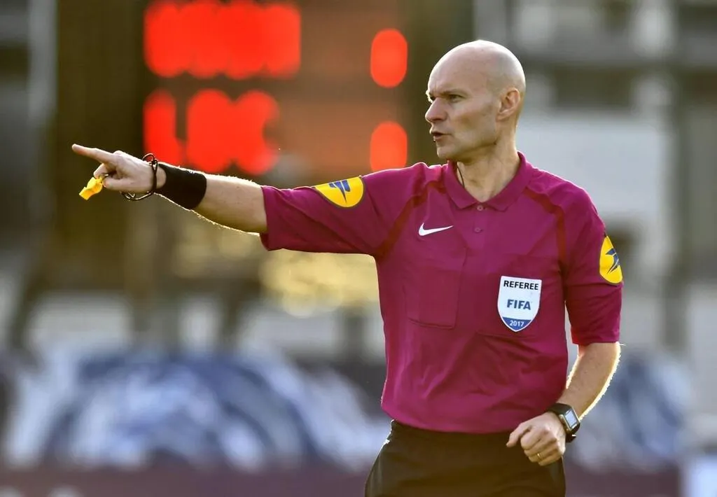 Dinan. Maël, étudiant, invite l’ex-arbitre pro de football Tony Chapron ...