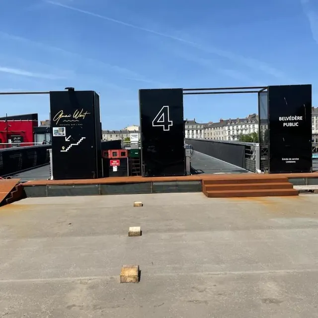 Les pontons de la barge Flahault sont bien installés - Nantes.maville.com