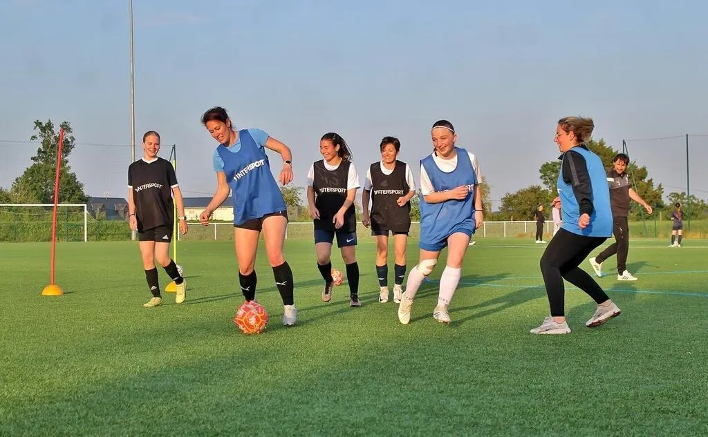 Football en Sarthe : l’APB FC veut recruter plus de filles, des portes ...