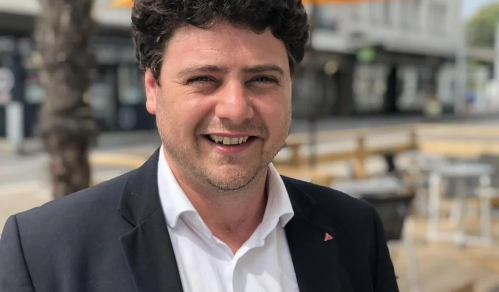 Futur porte-avions : la « clause sociale » défendue par le député Tavel ...