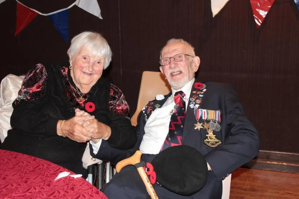 Le vétéran britannique Joe Cattini, qui avait participé au débarquement ...