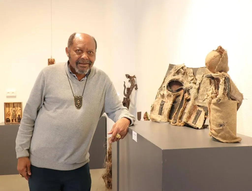 À la découverte des œuvres de Mukuna Kashala à la Halle, à Paimpol ...