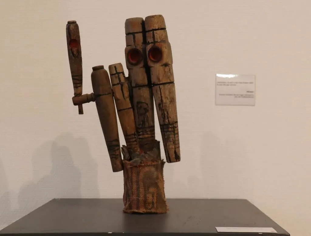 À la découverte des œuvres de Mukuna Kashala à la Halle, à Paimpol ...