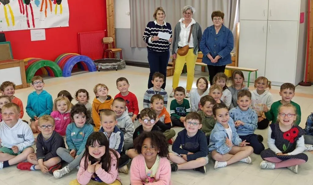 Landivisiau. Saint-Marie : un chèque au Secours catholique - Quimper ...