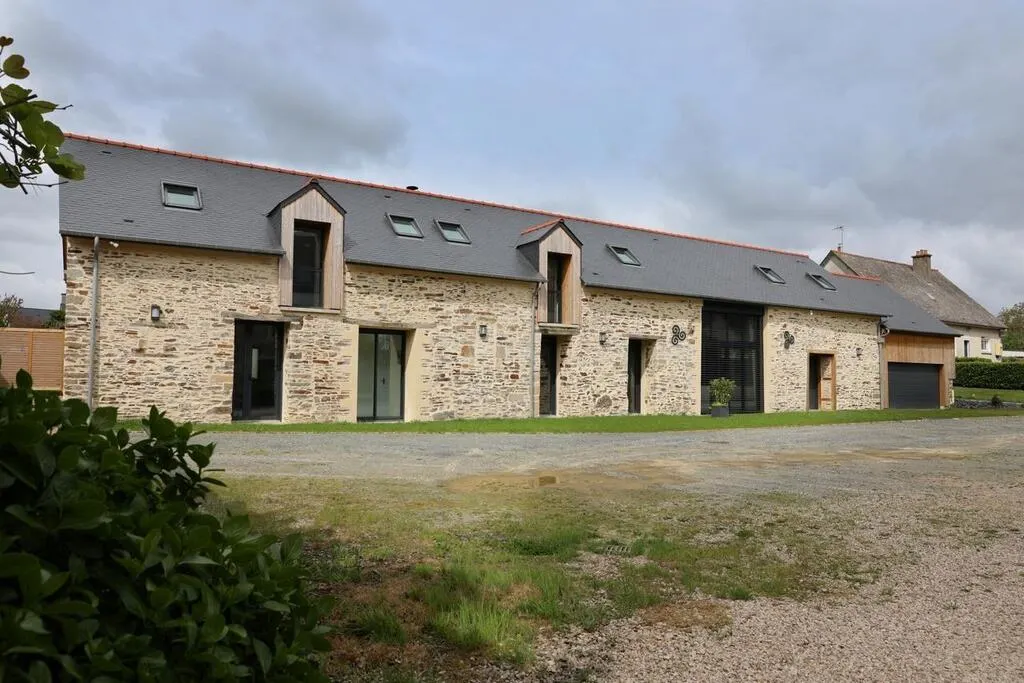 Ille-et-Vilaine. À Montauban-de-Bretagne, la vieille longère en pierre ...