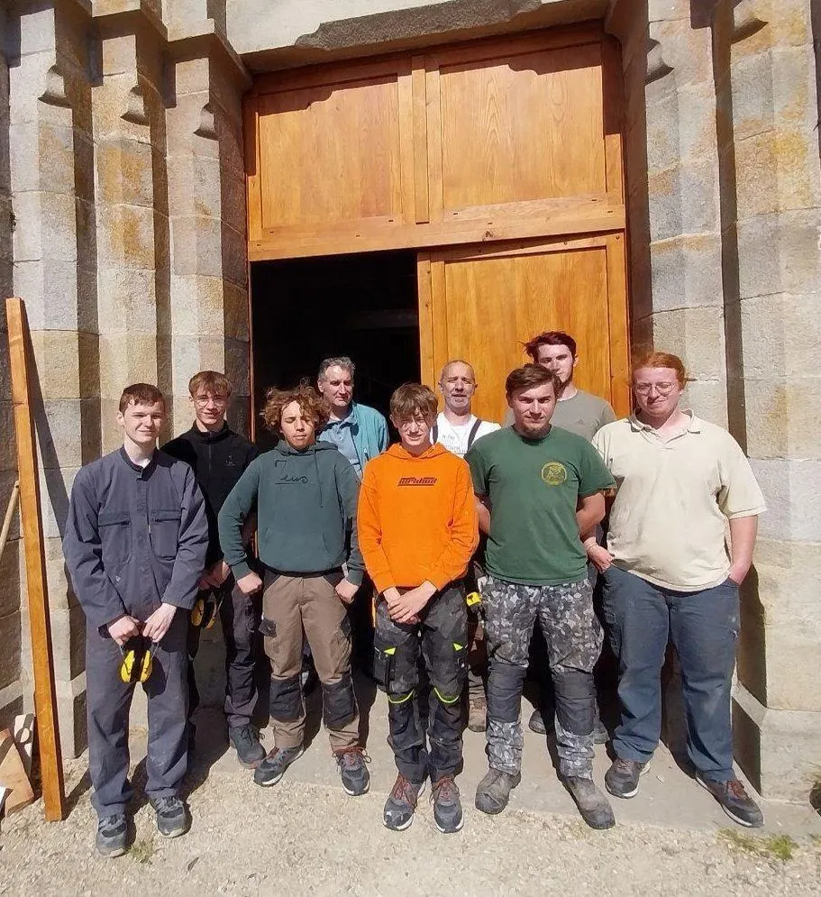 Plouguiel. La nouvelle porte du porche de l’église a été installée ...