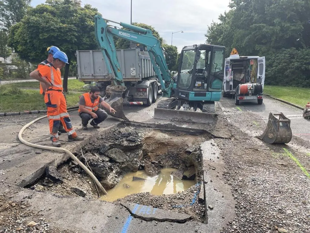 Fuite sur une canalisation à Rennes : « l’eau a jailli à une dizaine de ...