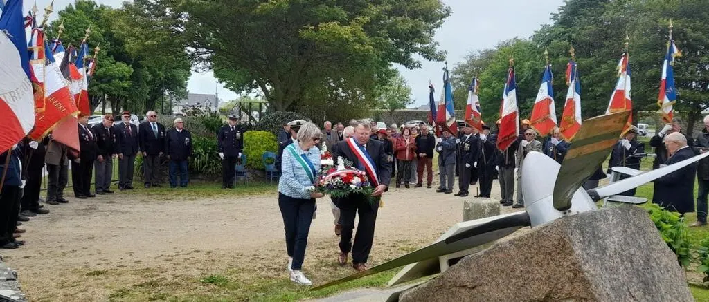 Pleubian. Vingt drapeaux rassemblés devant la stèle du Launay ...