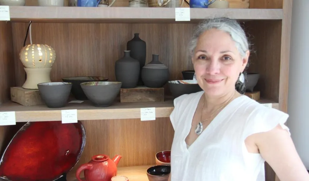 Dinan. Liney Serrano installe ses céramiques rue du Château - Dinan ...