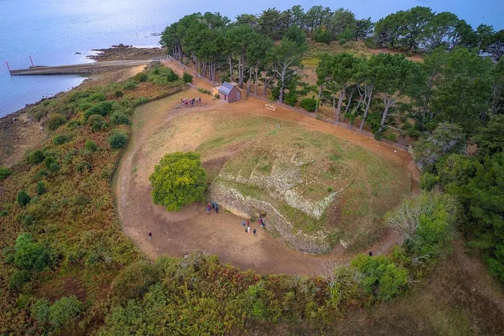 Le cairn de Gavrinis, un joyau très surveillé parmi les mégalithes du ...