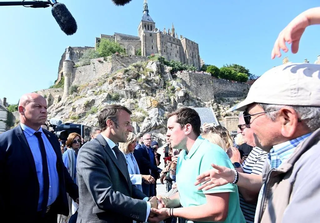REPORTAGE. « Un lieu inspirant »: au Mont-Saint-Michel, Emmanuel Macron prend l’air et de la ...