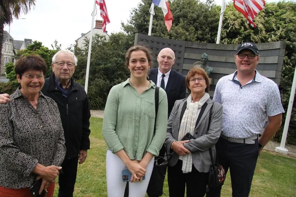 EN IMAGES. 79e du D-Day. L’arrière-petite-fille du major Howie lui rend ...