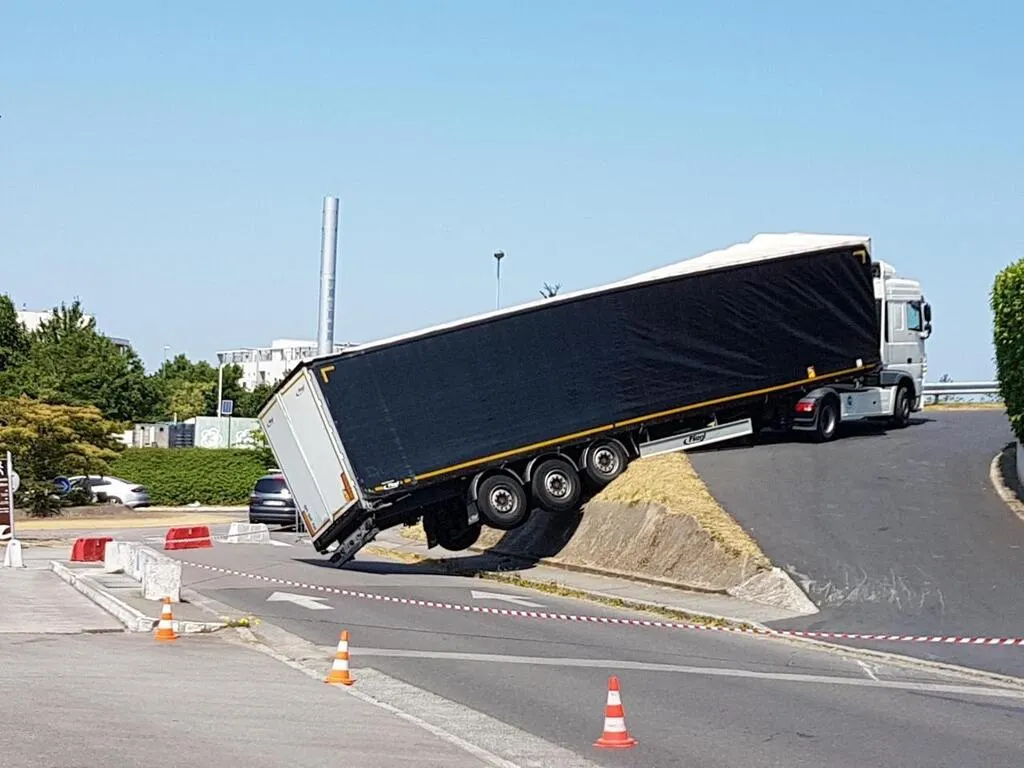 À Brest, la remorque d’un camion se retrouve coincée en travers d’un talus - Brest.maville.com