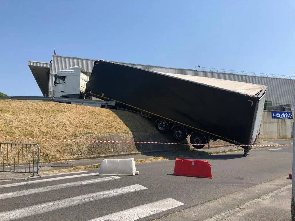 À Brest, la remorque d’un camion se retrouve coincée en travers d’un talus - Quimper.maville.com