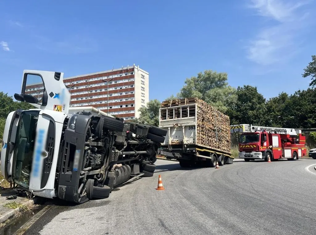 À Rennes, un camion se couche dans un rond-point : la circulation ...