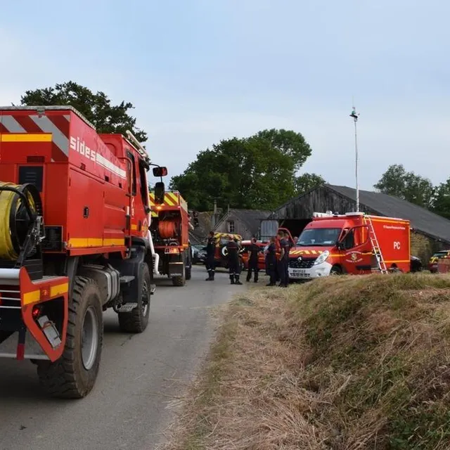 Incendie à Saint-Goazec, en Finistère : le feu est maîtrisé, un bombardier d’eau a largué ...