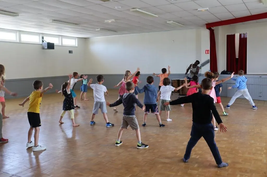 Du CP au CM2, les enfants découvrent la danse africaine à Cesny-Bois ...
