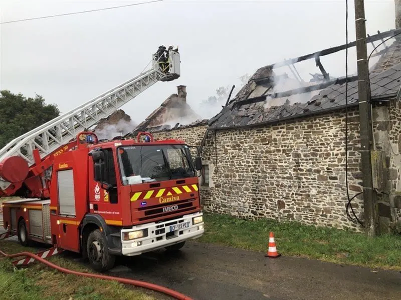 Incendie dans l’Orne : une longère ravagée par les flammes au Ménil-Hermei - Trouville-Deauville ...
