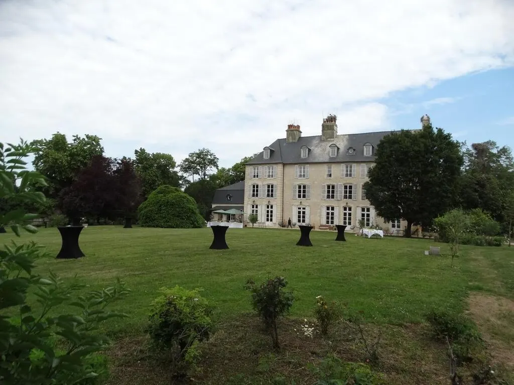 A Cléville, l’ancien manoir de Jacques Perrin est un lieu d’exception ...
