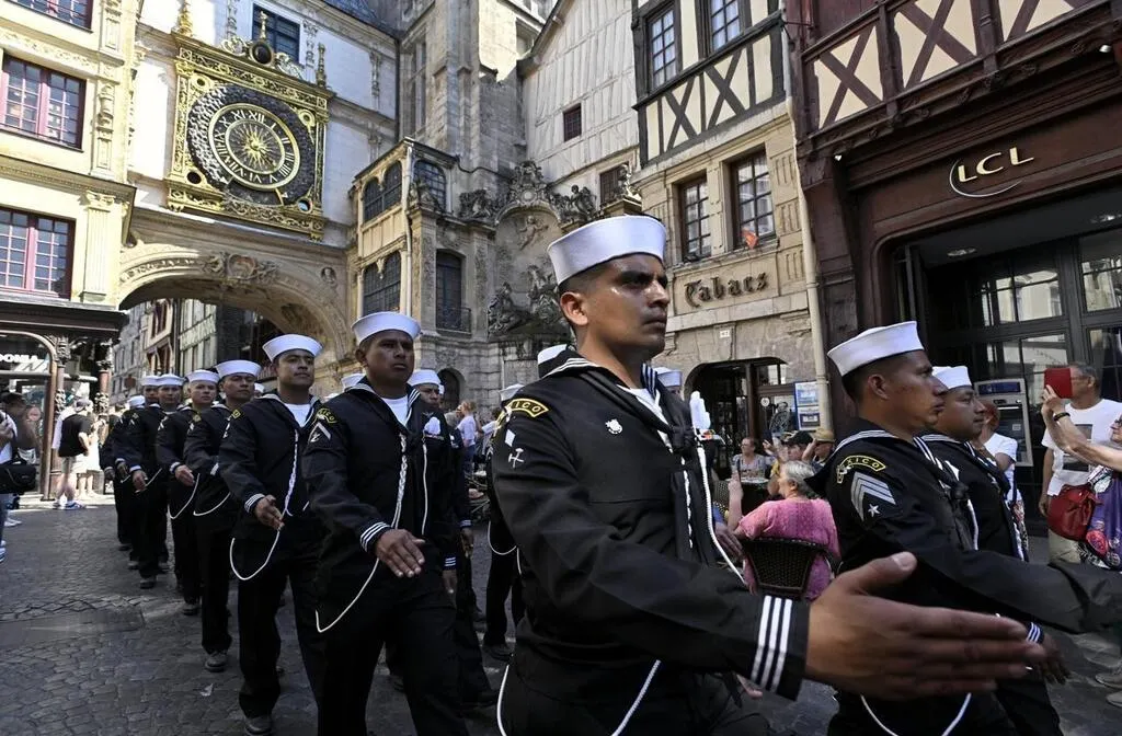 EN IMAGES. « Ils ont fait le show » : le défilé des marins a mis le feu ...