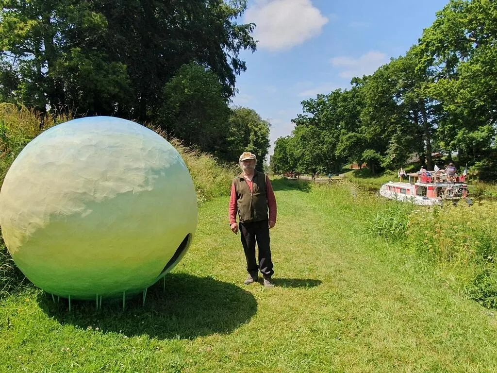 Québriac. Guyapi expose sa drôle de boule - Rennes.maville.com