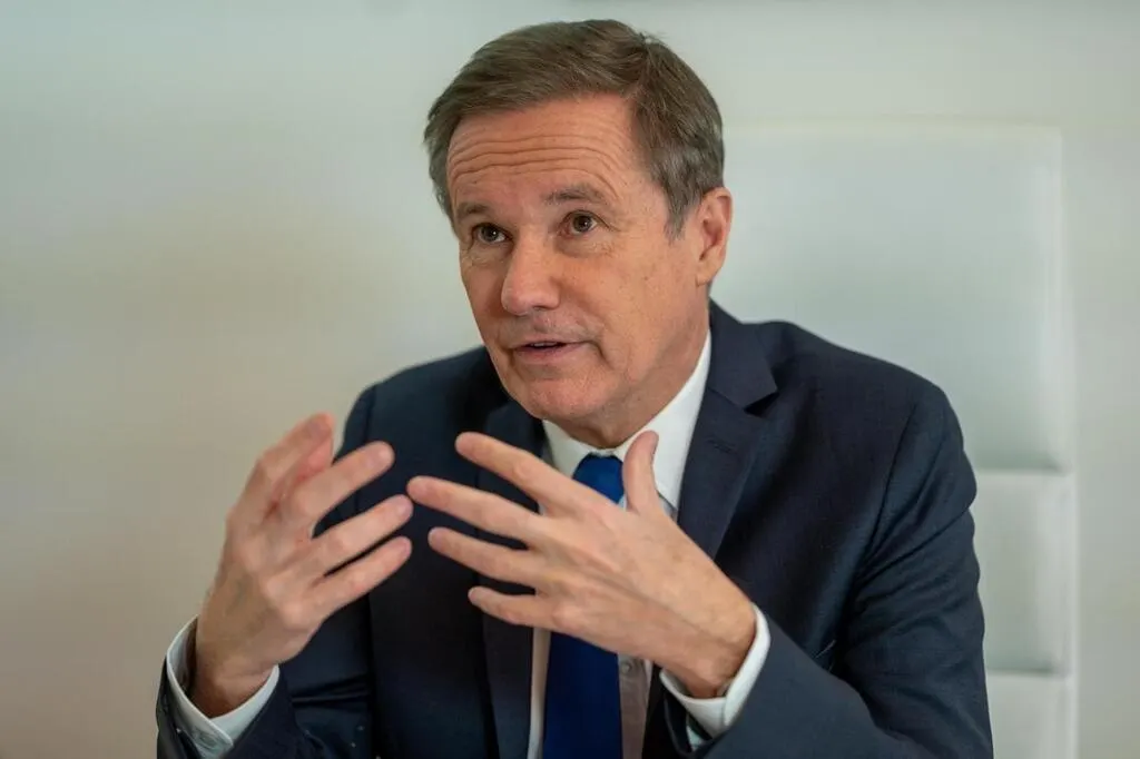 Nicolas Dupont-Aignan en déplacement à Vire pour rencontrer le collectif du collège du - Caen ...