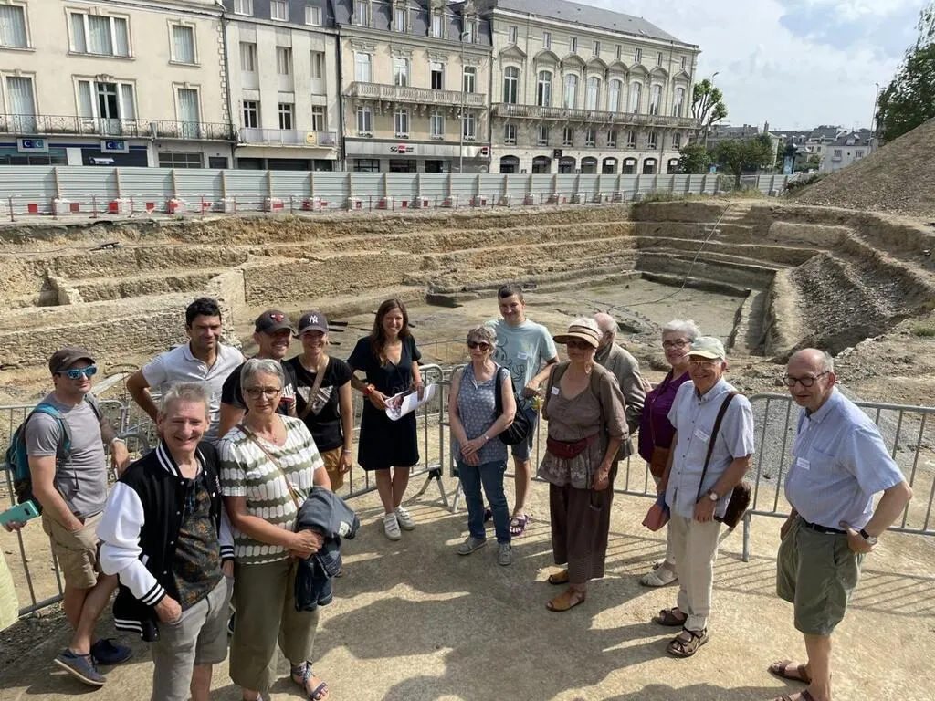 « Le passé c’est important » : à Laval, le public visite les fouilles ...