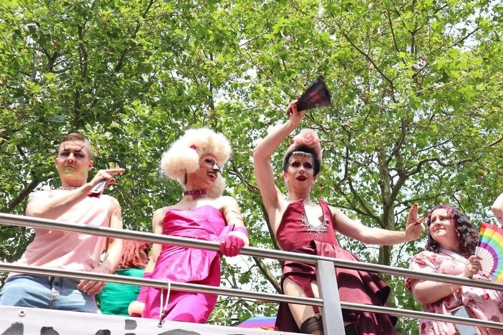 « Quel que soit ton genre, marche ! » À Rennes, des milliers de ...