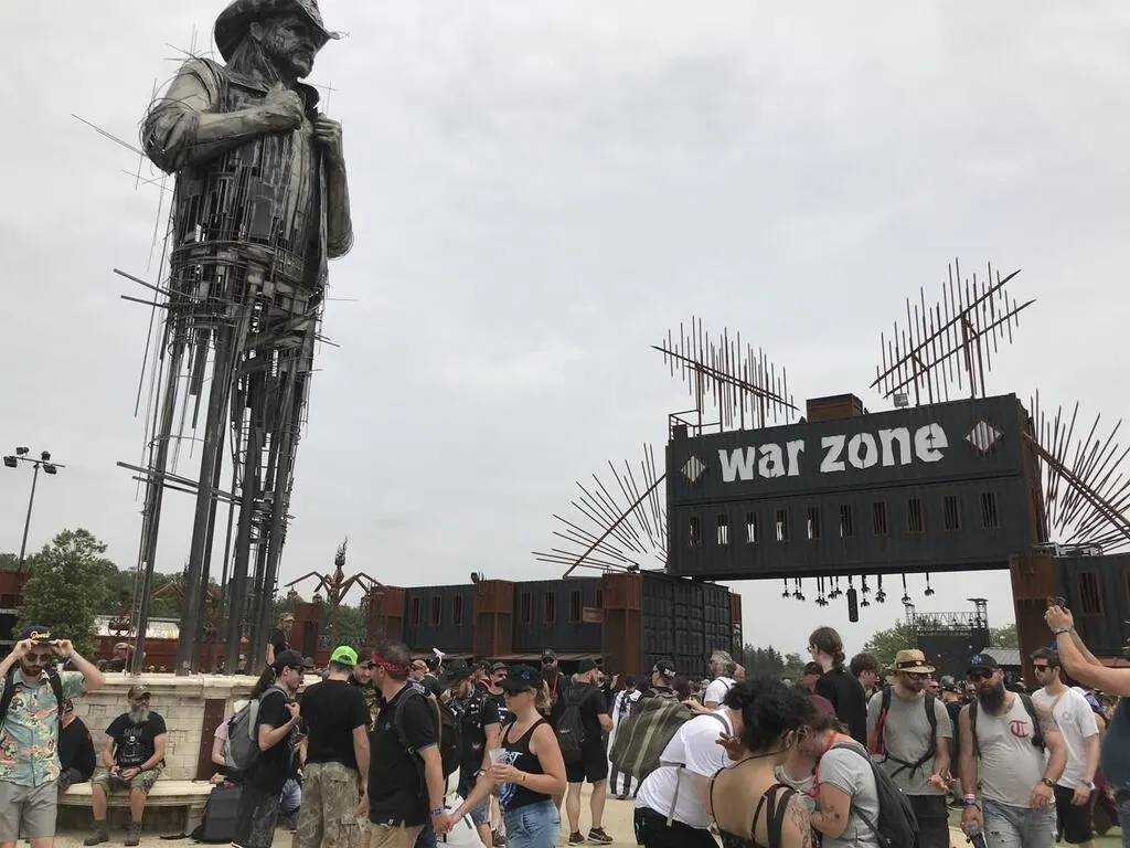 Au Hellfest, la statue de Lemmy Kilmister, fondateur du groupe ...