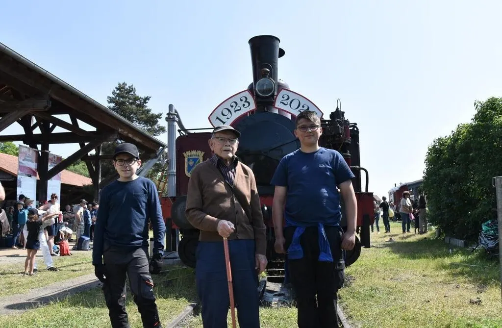 Maurice, 100 ans, a voyagé avec une locomotive du même âge que lui - Le ...