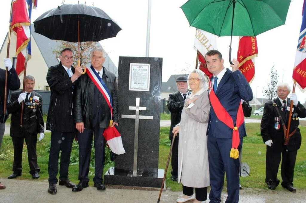 En hommage à l’Appel du 18 juin 1940, Asnelles inaugure un nouveau monument - Caen.maville.com