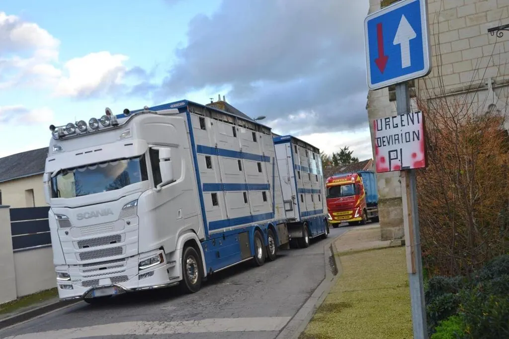 À la frontière entre Deux-Sèvres et Vienne, un deuxième village interdit les poids lourds ...