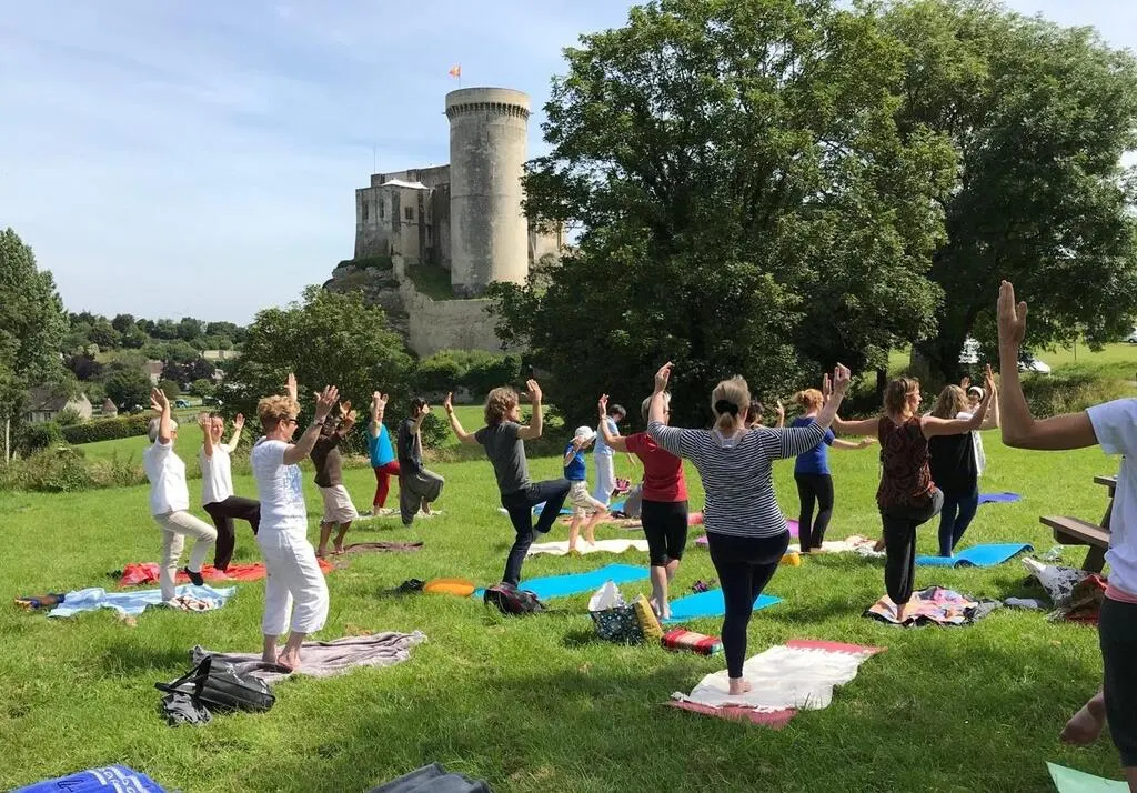 Une séance de yoga en plein air gratuite, organisée place des Bercagnes ...
