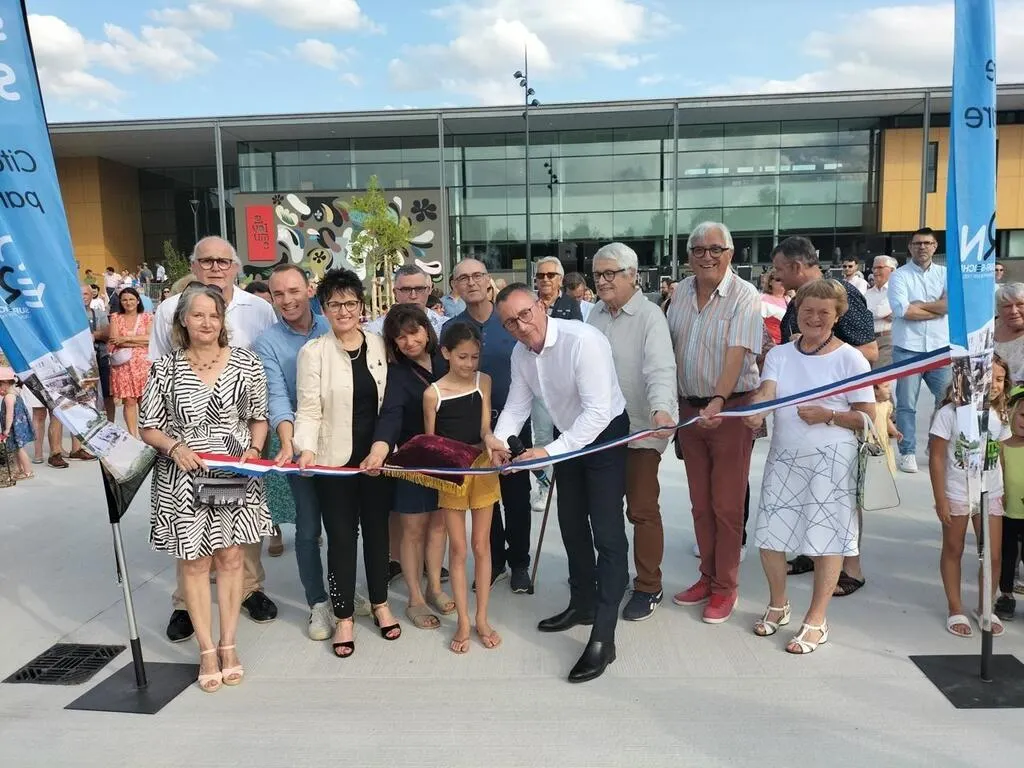 À Vern-sur-Seiche, le parvis du centre culturel Le Volume ...