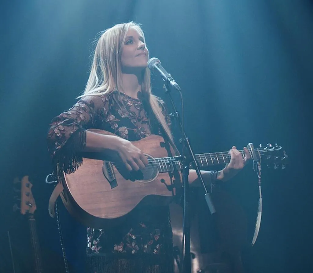 La chanteuse bretonne Aziliz Manrow poursuit sa route avec un projet d ...