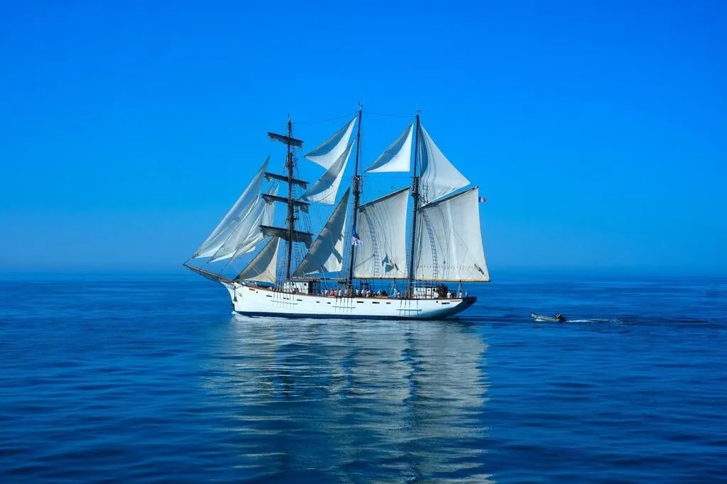 Au large de Granville, le « Marité » s’offre une parade spectaculaire ...