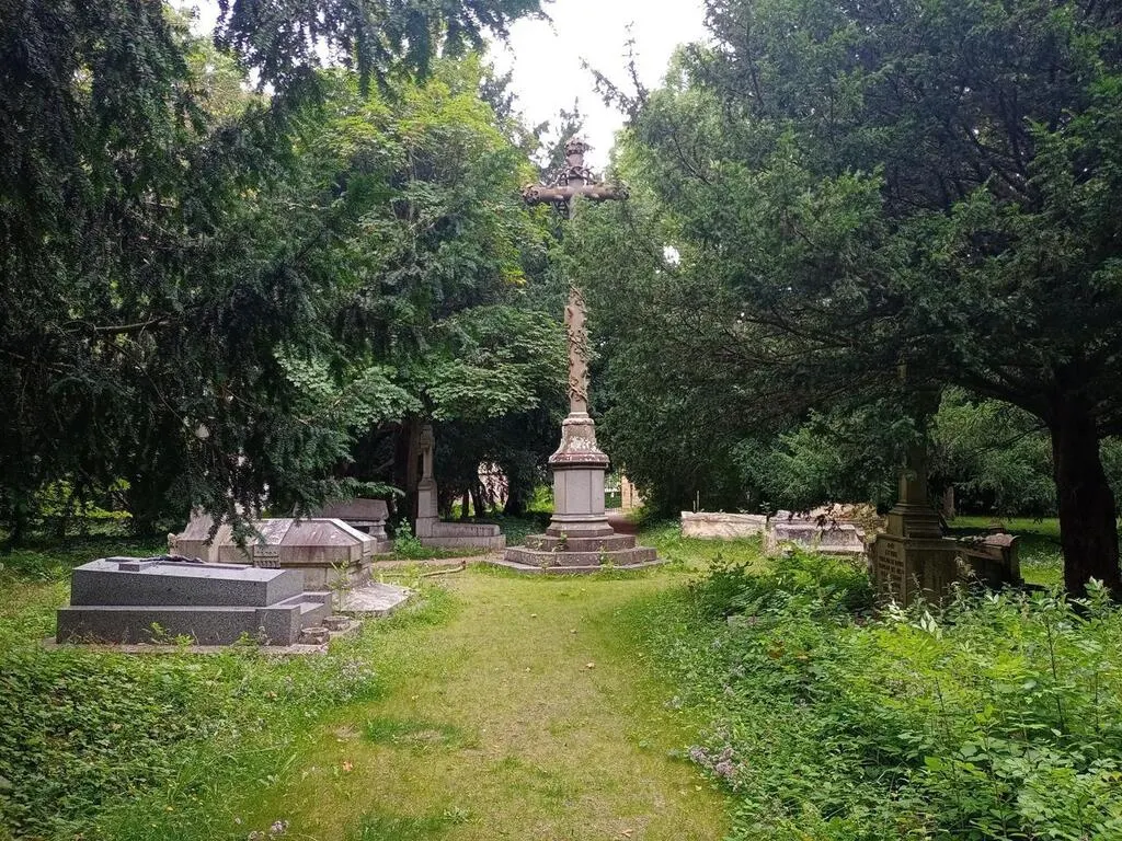 Envie d’une balade étonnante ? Découvrez les cimetières dormants de ...