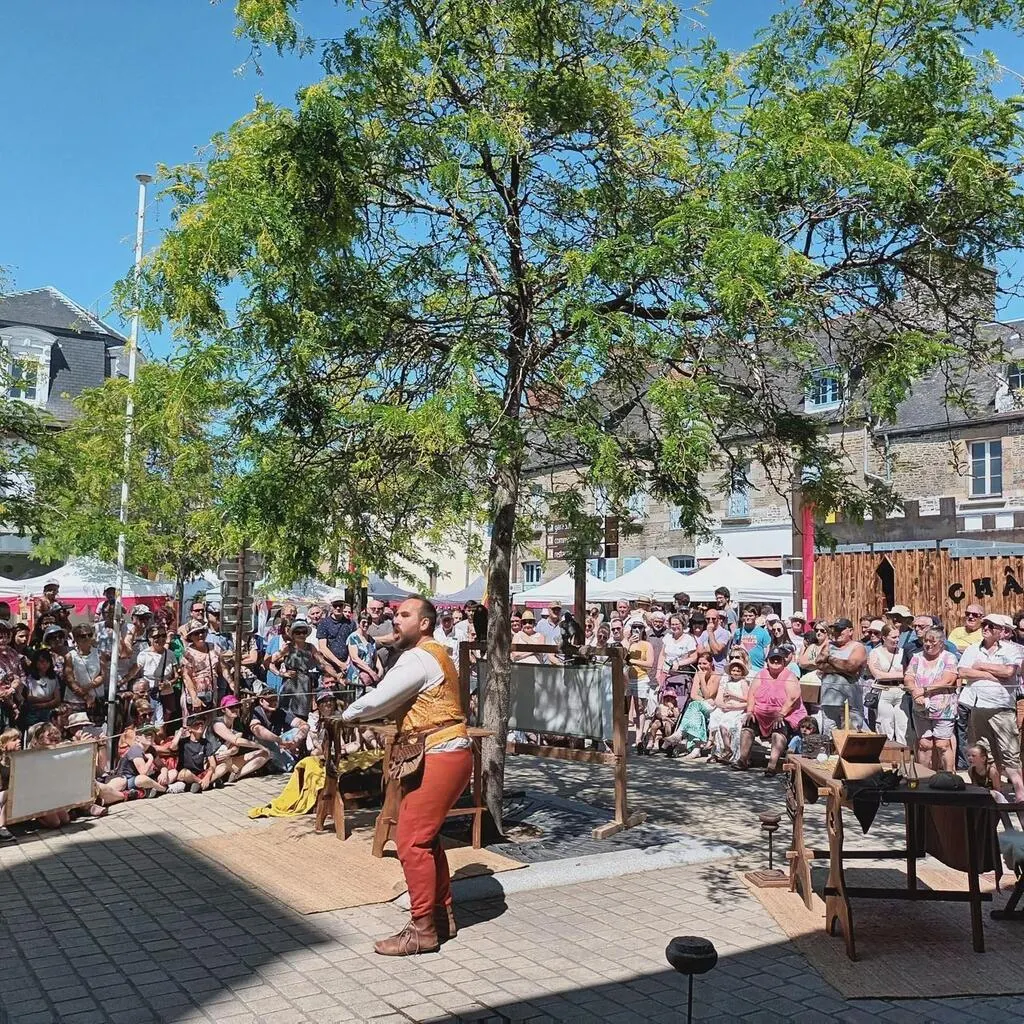 Animaux sauvages à la fête médiévale de Pontorson : deux associations s’insurgent - Granville ...